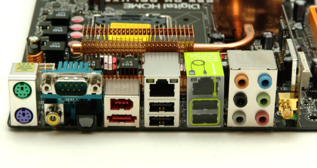 The Chipset and the Board - Asus P5W DH Deluxe Review - Page 2