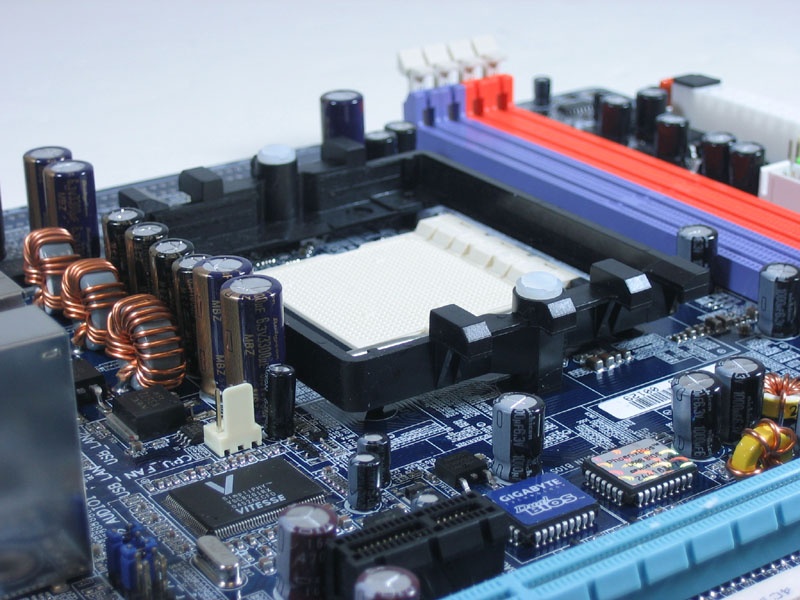 The Bundle and Board - Gigabyte K8N Ultra-SLI - Page 2