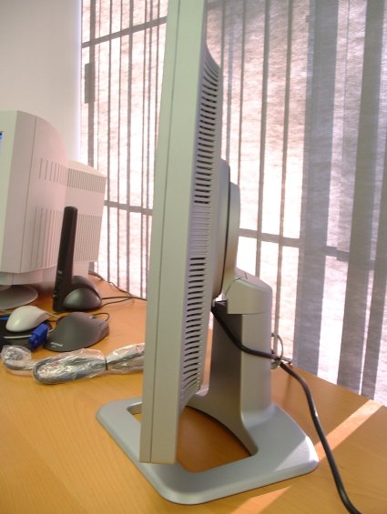 Navigation / Image Quality - Samsung 213T 21" LCD Review - Page 2