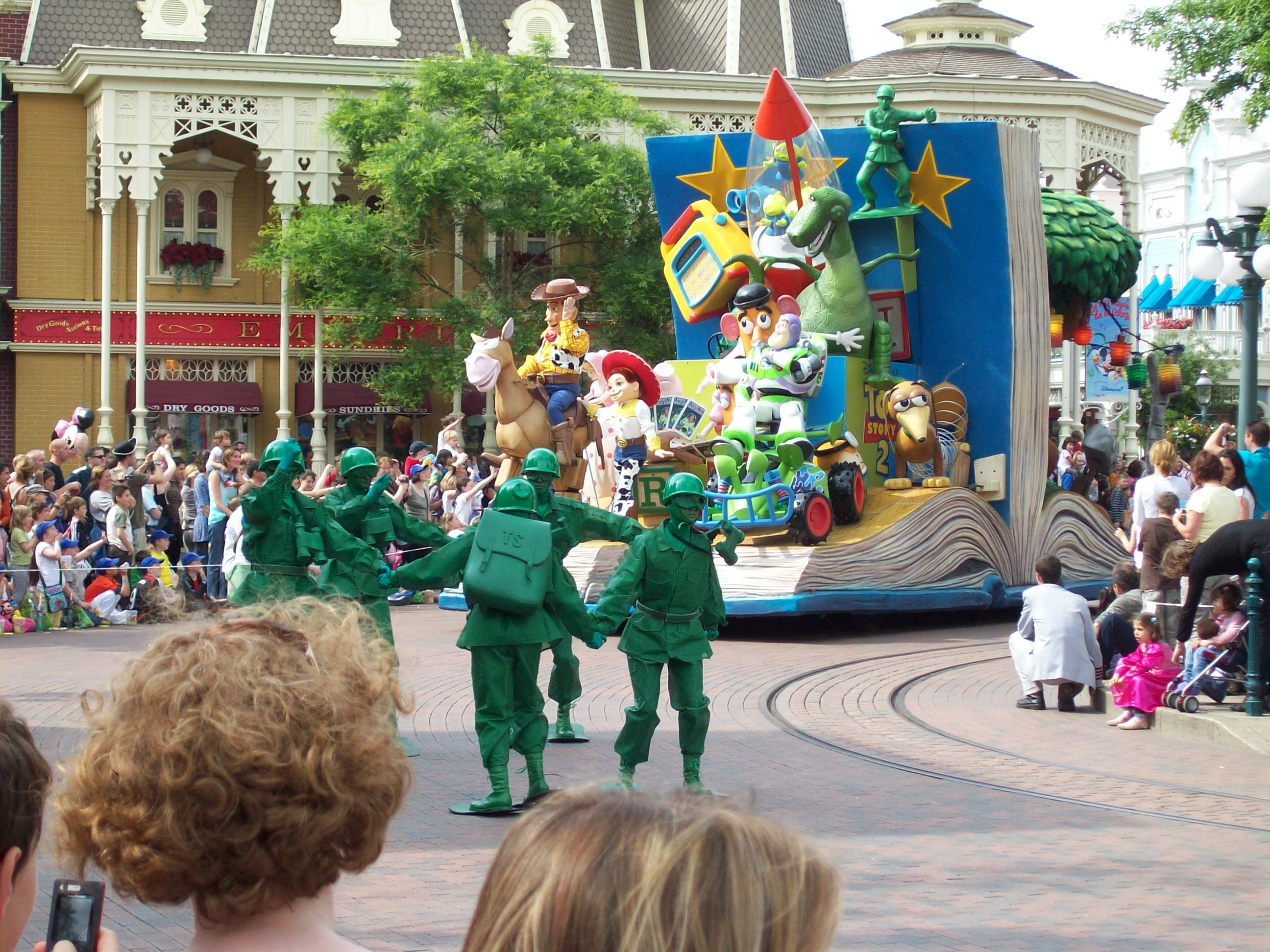 disney_parade_29.jpg from Stitch - hosted by Neoseeker